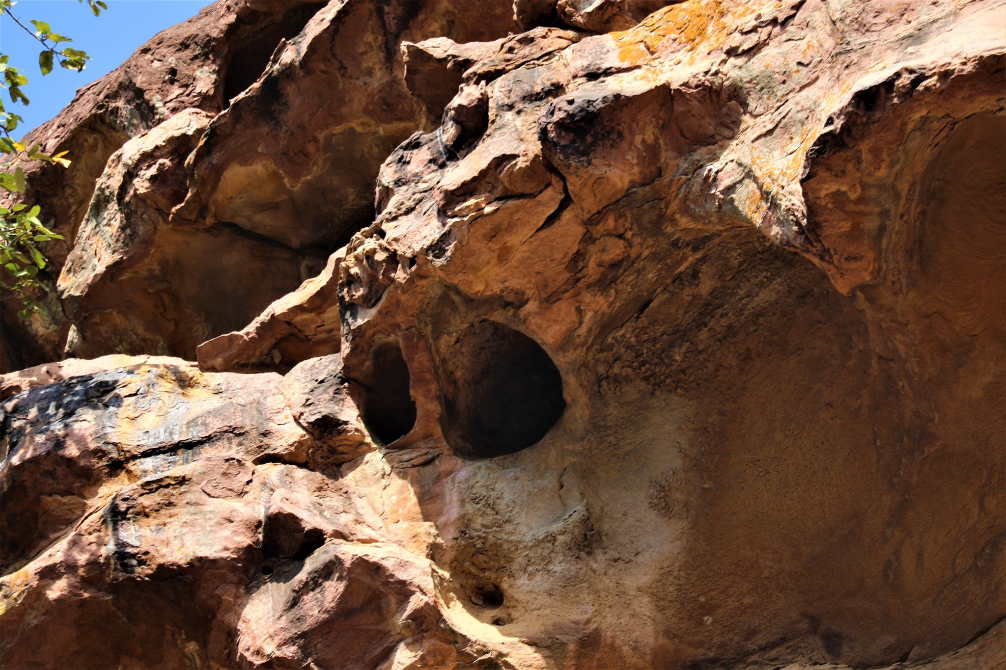 5 Interesting Facts of Rock Paintings in Bhimbetka Caves - i Share